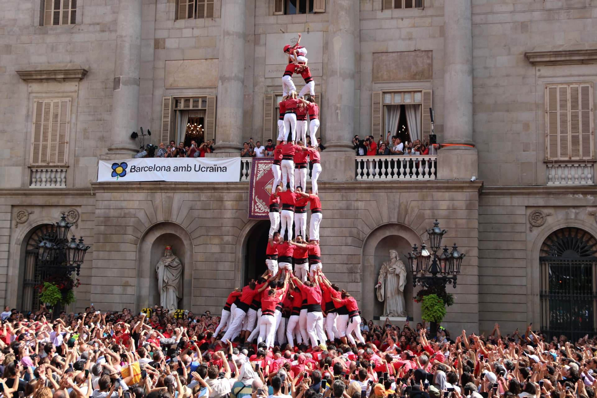 VÍDEO | Barcelona torna a emocionar-se amb els castells de 9 pisos ...